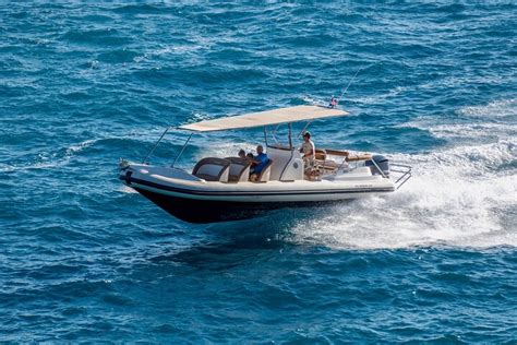 トロギル、ブルーラグーン、スプリットの 3 つの島を巡る豪華スピードボート ツアー、提供元：karla Luxury Rib スプリト