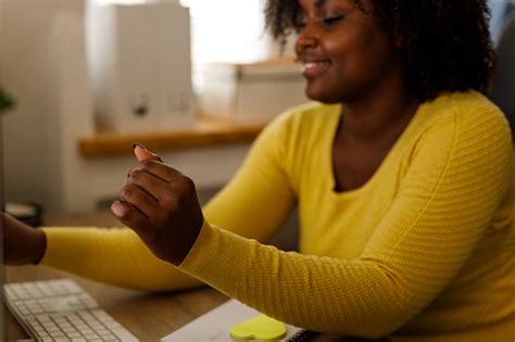 데스크톱 컴퓨터에 알림이 있는 스티커 메모를 넣는 젊은 여성 25 29세에 대한 스톡 사진 및 기타 이미지 25 29세 계획 공부 Istock