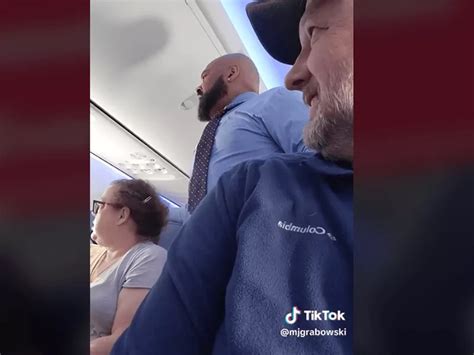 Un Pasajero Explota En Pleno Vuelo Cuando El Lloro De Un Bebé Le Despierta