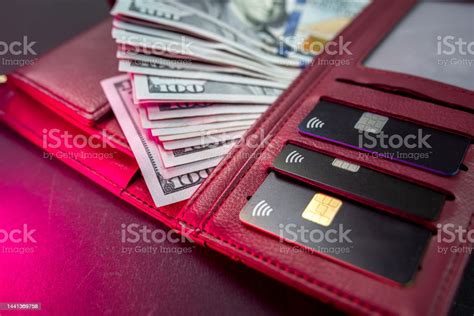 일반 배경에 격리된 미국 달러 지폐와 신용 카드가 있는 어두운 지갑 은행업무에 대한 스톡 사진 및 기타 이미지 은행업무 0