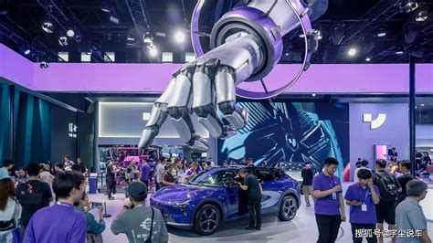 2023成都车展│极越品牌首秀 四台汽车机器人震撼登场搜狐汽车搜狐网