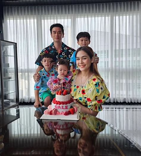 “ชมพู่ น็อต” จัดวันเกิดเบาๆฉลอง “น้องเกล” ครบ 1 ขวบ แต่งตัวลายดอกทั้งครอบครัว