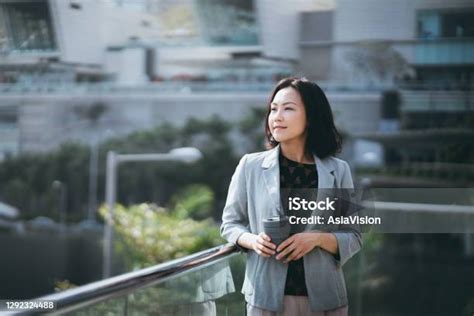 현대 의 사무실 건물 앞에서 도시 장면에 대해 갈 커피를 들고 멀리 보고 커피를 들고 자신감 아시아 사업가의 초상화 40 44세에 대한 스톡 사진 및 기타 이미지 Istock