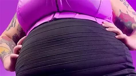 可爱的动漫女孩 Ahegao 风格的大量口水的美味口交 Xhamster