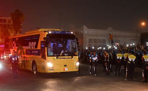 Una Torcida Multicultural Da La Bienvenida Al Brasil De Neymar En Catar