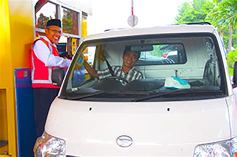 Pembagian Tajil Di Gerbang Tol Sentul Barat Dalam Rangka Berkah Ramadhan 1438 H Pt Marga