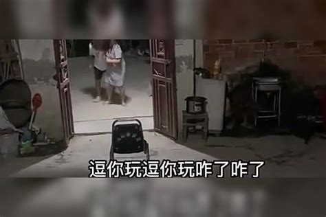 丈母娘半夜披头散发，把女婿吓得哇哇大叫，一旁小舅子高兴坏了！小舅子女婿丈母娘