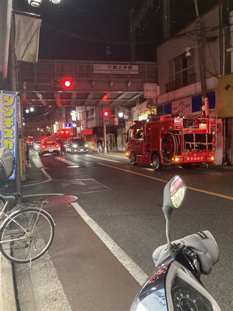 京急本線 雑色駅六郷土手駅間で人身事故引き摺られる音とすごい振動がして急停止横を走っていた電車の側面に何かが当たって窓ガラス破損京急