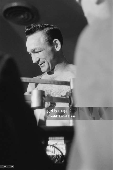 American Boxer Carmen Basilio In The Ring At His World Middleweight ニュース写真 Getty Images