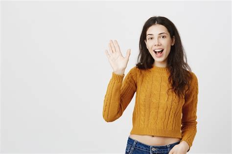 Amigable Chica Morena Diciendo Hola Saludando Con La Mano En Señal De