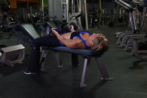 Отведение гантелей через стороны лежа Упражнения Dailyfit