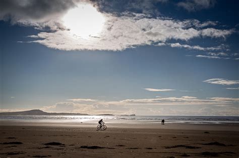 로네 Cyclist 헤엄치는 실루엣 해변 탑승형 지난 커플입니다 2015년에 대한 스톡 사진 및 기타 이미지 2015년