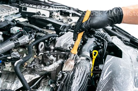 자동차는 Carwash에서 자동차 세척 거품 역에 Carwash입니다 역 세척 자동차 세척 개념입니다 자동차 적입니다 남자 청소
