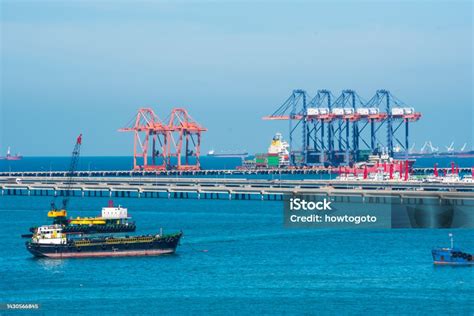 물류 수출 터미널 제어에서 엔지니어링 운송 크레인 창고 창고화물 배경 컨테이너 야드 로딩 부두 항구 항구 물류 바다 풍경 운송 포털 개념 0명에 대한 스톡 사진 및 기타
