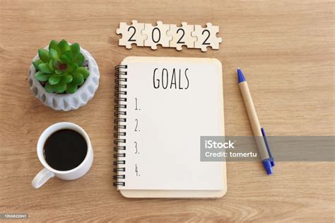 노트북 나무 책상 위에 커피 한 잔이 있는 2022년 최고 전망 목표 목록의 비즈니스 컨셉 0명에 대한 스톡 사진 및 기타