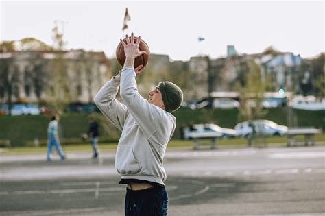 거리에서 스트리트 볼을 연주하는 사람들 농구와 스포츠 사진 도시 생활 개념 게임을 위해 공을 사용하는 사람 20 24세에 대한 스톡 사진 및 기타 이미지 Istock