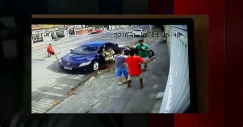 Globo News Câmera De Segurança Flagra Assalto Em Vila Valqueire No