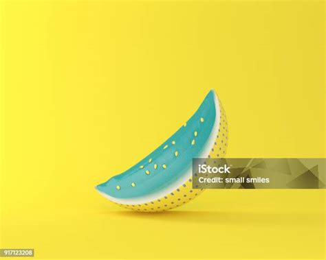 파스텔 노란 배경에 화려한 수 박입니다 최소한의 아이디어 식품 개념입니다 통신 또는 아트 워크 디자인 마케팅 광고 내에서 작품을