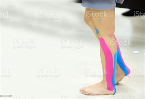 Kinesio 드려서 발목 지원 근육 서포트 테이프에 대한 스톡 사진 및 기타 이미지 근육 서포트 테이프 아이 영화 촬영 Istock