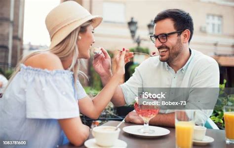 카페에서 데이트 마시는 커피와 과일 디저트를 먹는 사랑 커플입니다 데이트 사랑 관계 2명에 대한 스톡 사진 및 기타 이미지 2명 공유 개념 과일 Istock