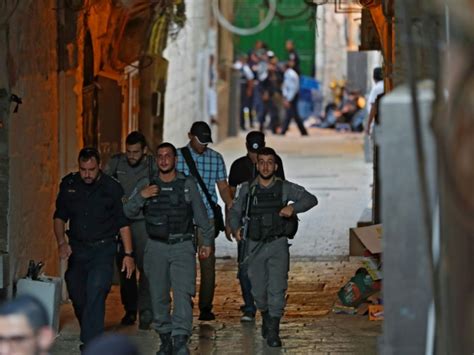 Deux Palestiniens Blessent Un Policier Israélien Lun Deux Tué