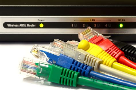 Lan 케이블 Rj45와 현대 와이파이 모뎀 라우터 Adsl 0명에 대한 스톡 사진 및 기타 이미지 0명 네트워크 연결 플러그 데이터 Istock