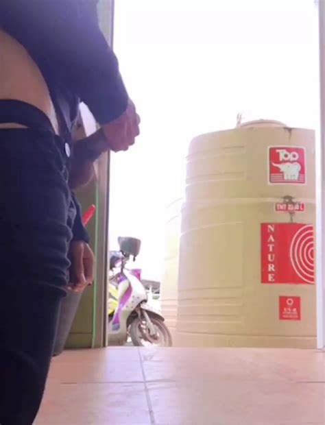 Ven en secreto con una paja en un baño público xHamster