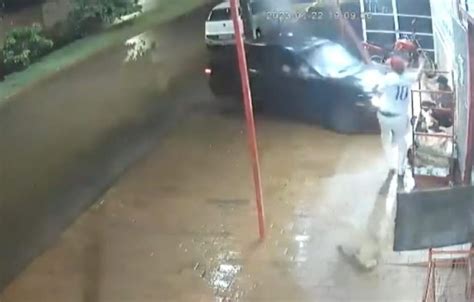IMAGENS FORTES Mulher atropela e mata namorado da mãe após descobrir