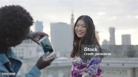 멀티 민족 커플 옥상에 사진을 만들기 포즈를 취한 여성 2명에 대한 스톡 사진 및 기타 이미지 2명 고층 건물 구름 풍경 Istock