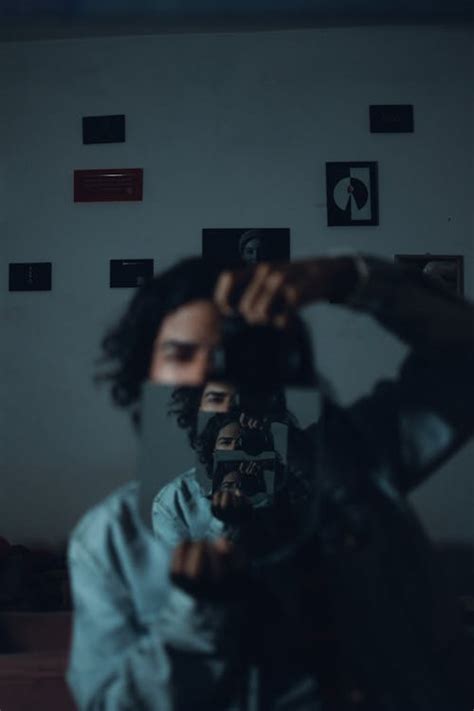 有关作文 內部 内省 創作的 反射 喜怒無常 外框 多重反射 室內 專注 弯腰 想像力 想法 抽象 攝影 景深