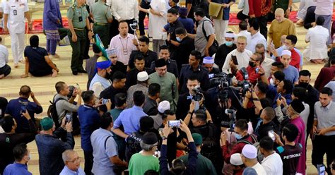 Pm Anwar Performs Friday Prayers At Khalid Al Walid Mosque New Straits Times