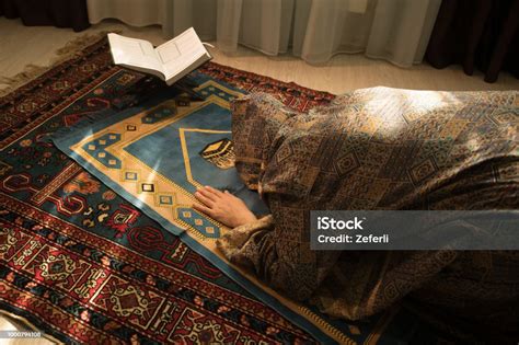이슬람 여자 룸 창 근처에서 알라 이슬람 하나님을 위해 기도 전통 옷을 입고 여자 Hijab Kaaba의 카펫 선택적 집중 기도