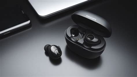Philips TAT2205 and TAT3255 TWS earbuds offer up to 24 hours of ...