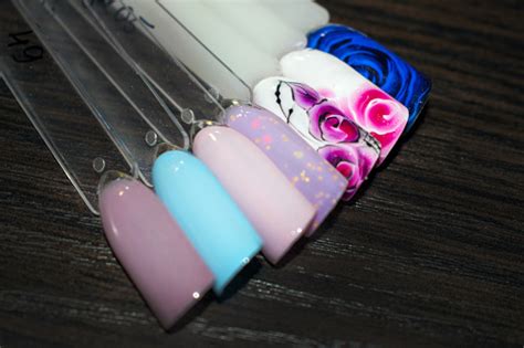네일 컬러 디자인 샘플 매니큐어 네일 아트 수 제 샘플에 어두운 나무 배경 뷰티 살롱에 대 한 서식 파일을 디자인 합니다 선택적