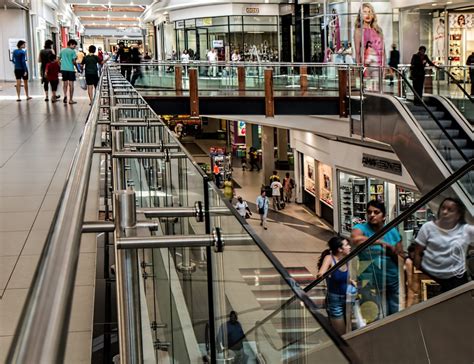 Mulher será indenizada após cair em rampa de shopping de Joinville