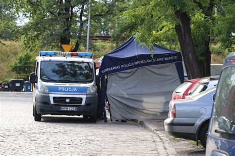 Martwy mężczyzna znaleziony w samochodzie Policja i prokurator przy dworcu Wrocław Mikołajów