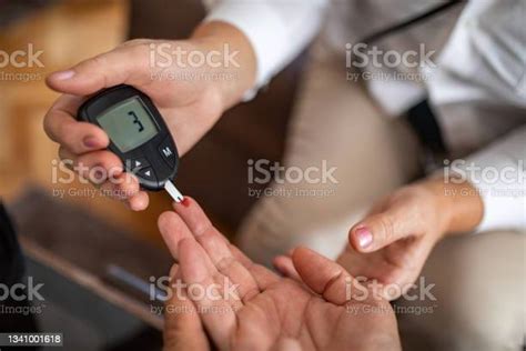가정 방문 중 글루코프터로 노인 환자의 혈당을 측정하는 여성 의사 방문에 대한 스톡 사진 및 기타 이미지 방문 포도당 피