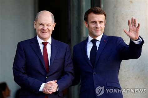 엘리제궁서 숄츠 獨 총리 환영하는 마크롱 佛 대통령 연합뉴스