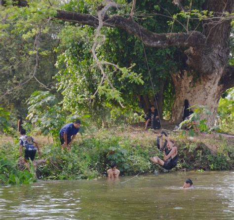 ข่าว Like สาระ อากาศมันร้อน วัยรุ่นหนุ่มสาวสุโขทัยแห่เล่นน้ำฝายแม่ถันคลายร้อนคึกคัก
