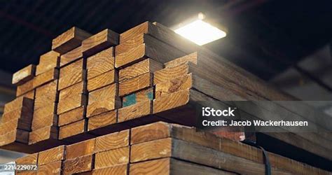 가구 제조 혁신 및 노동을 위한 빈 작업장에 있는 더미 나무 및 저장 목공 재료 및 공예 생산 목공 리모델링 유지 보수 및 복원 산업 0명에 대한 스톡 사진 및 기타 이미지