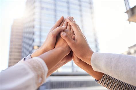 도시 배경에 대해 서로 하이파이브를 하는 인식할 수 없는 사업가 들의 샷 하이 파이브에 대한 스톡 사진 및 기타 이미지 하이