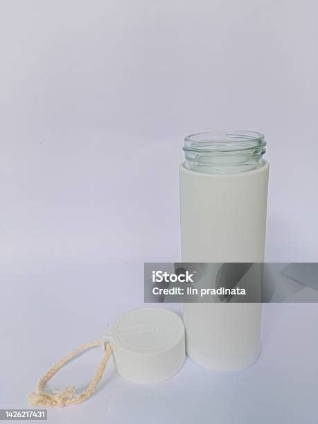 흰색 배경에 고립 된 흰색 플라스틱 병 뚜껑이 열려 있습니다 0명에 대한 스톡 사진 및 기타 이미지 0명 3차원 형태 공란 Istock