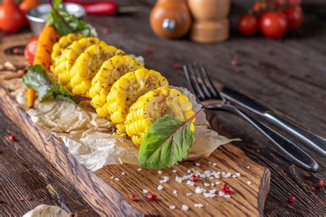 Gebackene Maiskolben Mit Italienischen Kräutern Und Knoblauch