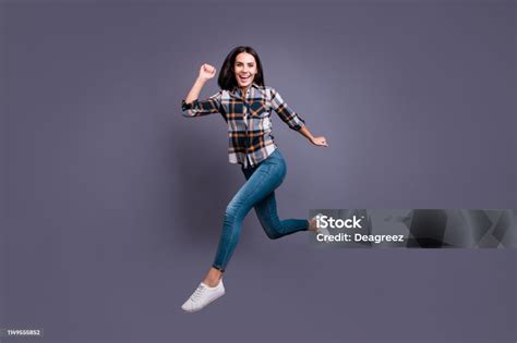 전체 길이 몸 크기 사진 아름 다운 그녀는 그녀의 레이디 홀드 인상 손 팔 비행 공기 돌진 무료 저렴 한 가격 쇼핑 몰 스토어 착용 캐주얼 청바지 데님 체크 무늬 셔츠 고립