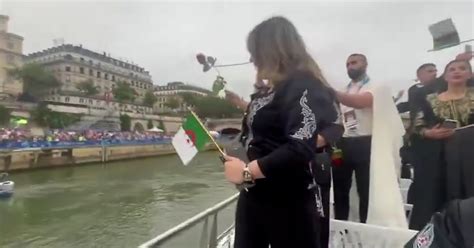 El Gesto De La Delegación De Argelia En El Río Sena Para Homenajear A
