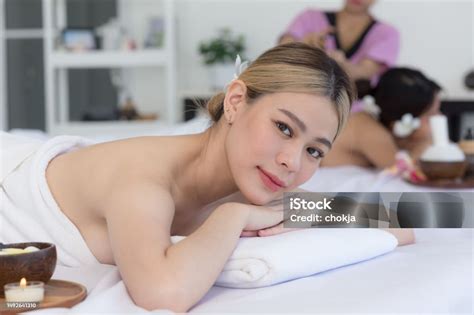 젊은 아시아 여성은 스파 살롱에서 마사지를 즐기고 휴식을 취하고 스파 뷰티 마사지 건강한 웰빙 라이프스타일 건강한 개념 20