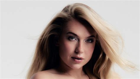 Playboy Zet Een Throwback Online Van De Fotoshoot Met Joy Beune