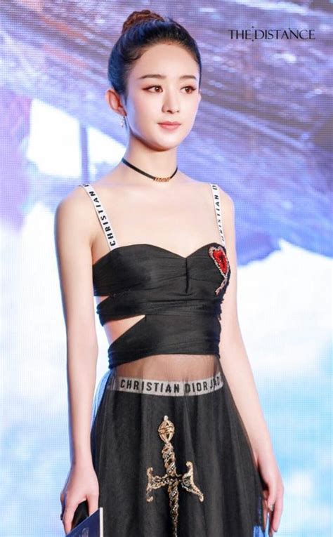 赵丽颖《女儿国》发布会低胸装现身 胸都瘦没了