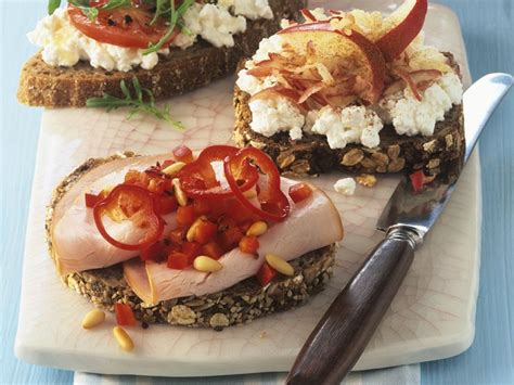 Belegte Brote mit Hüttenkäse und Putenbrust Rezept EAT SMARTER
