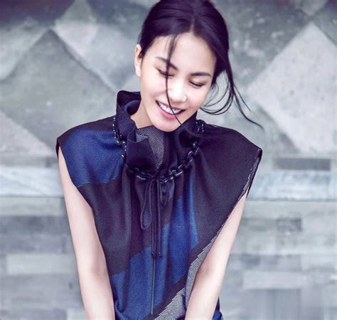 56岁王菲近照曝光剪狼牙发，又飒又美状态似少女！